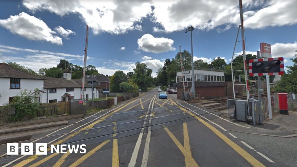 Trains stopped after Brockenhurst level crossing crash - BBC News