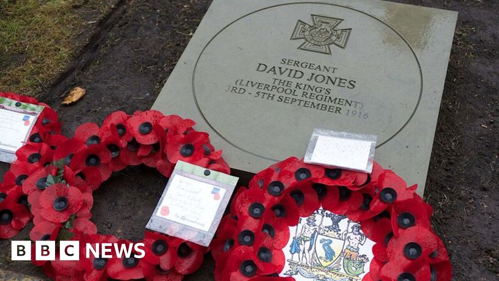 Liverpool VC hero Sgt David Jones honoured with memorial stone - BBC News