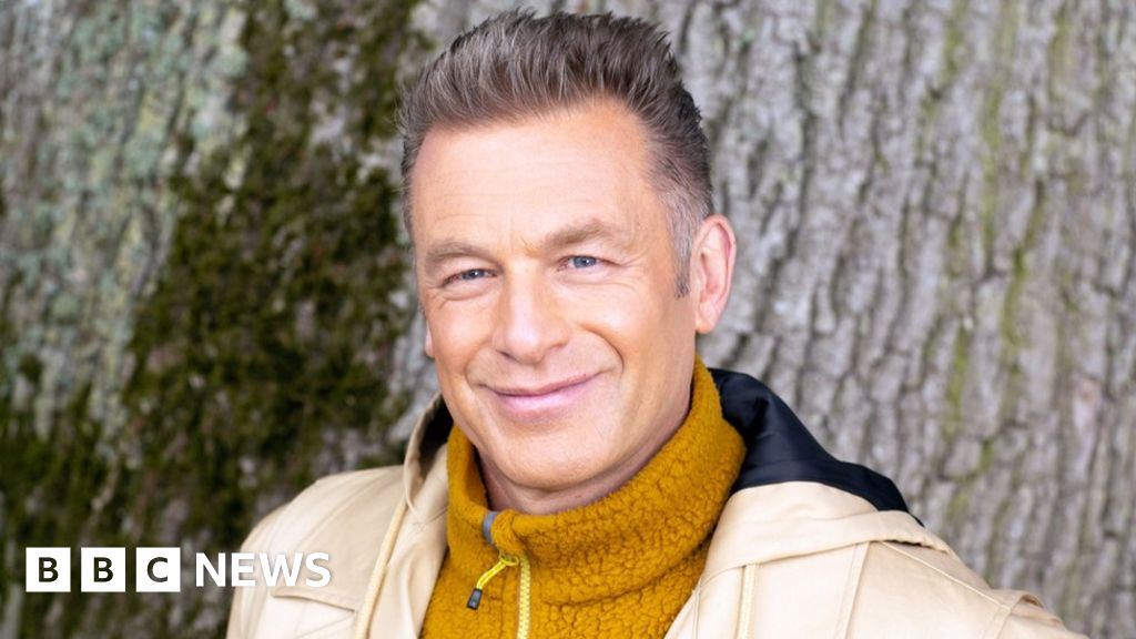 Chris Packham sues men for libel over fraud claims - BBC News