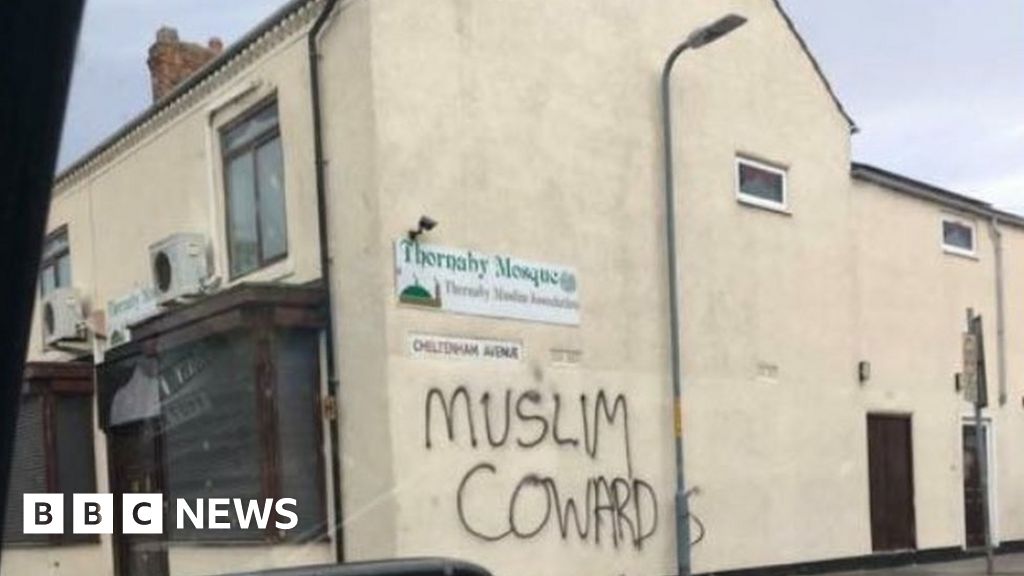 Graffiti-hit Thornaby Mosque attracts hundreds showing support - BBC News