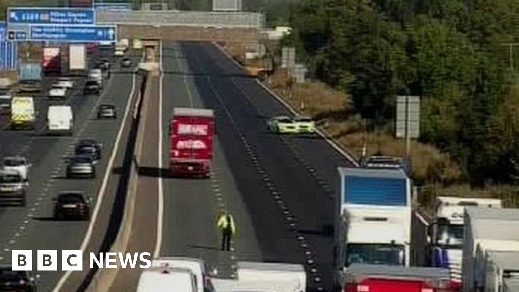 Man killed after M1 crash near Milton Keynes - BBC News