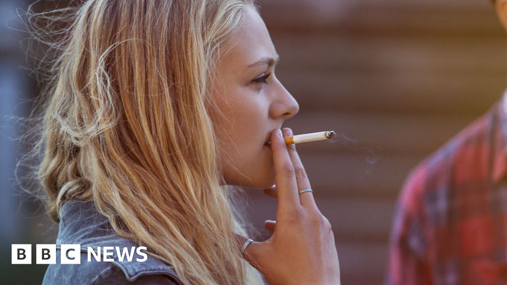 Cigarette packs could carry anti-smoking message inserts - BBC News