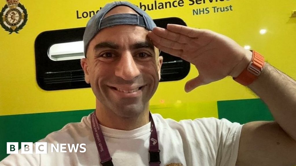 Mental health: From breakdown to award-winning psychiatrist - BBC News