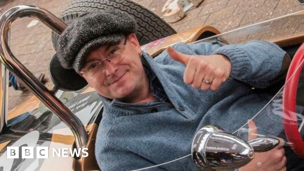 A6 Bugatti crash: Simon Diffey named as driver who died - BBC News