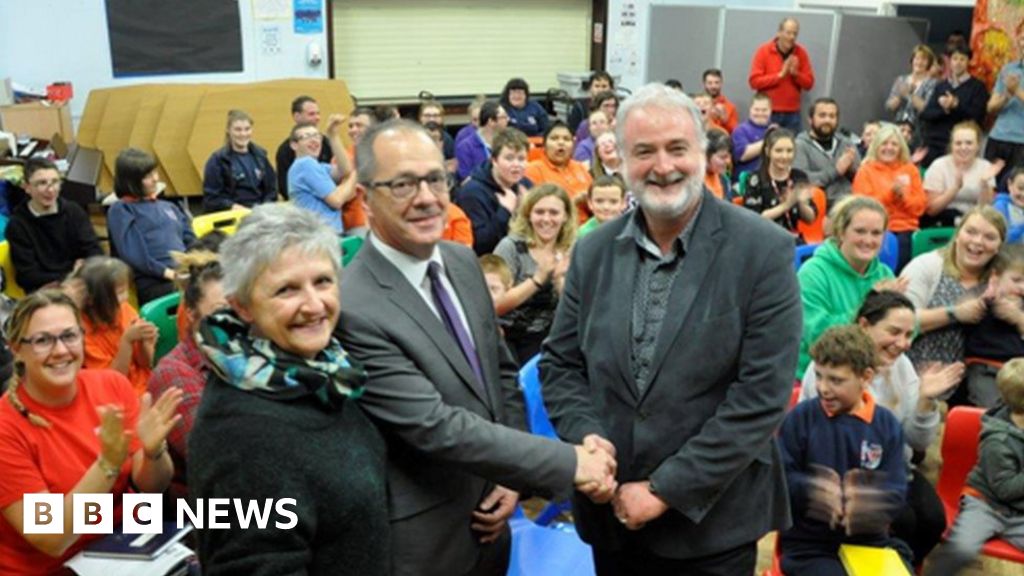 Llanelli's Heol Goffa School in £10m Delta Lakes move - BBC News