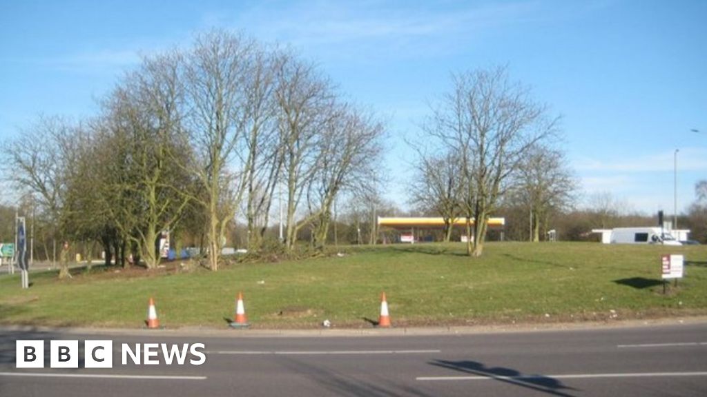 Stevenage man drove at 130mph on A1 trying to outrun police car - BBC News