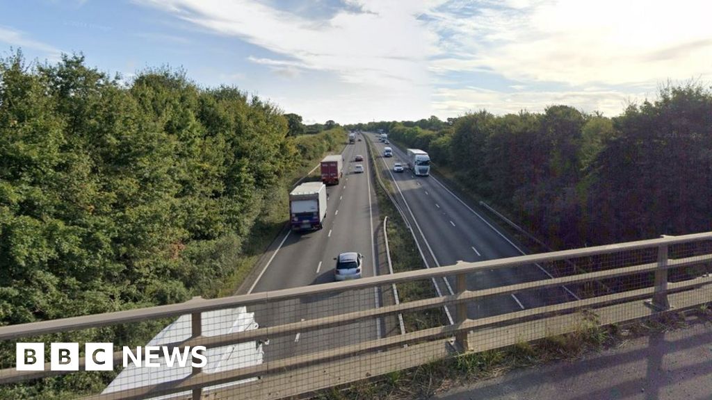 Man dies after van hits barrier on A42 near Diseworth - BBC News