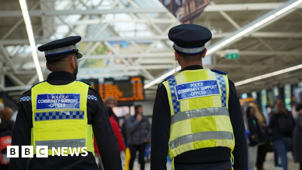 Leeds: Bus passengers welcome new PCSO patrols - BBC News