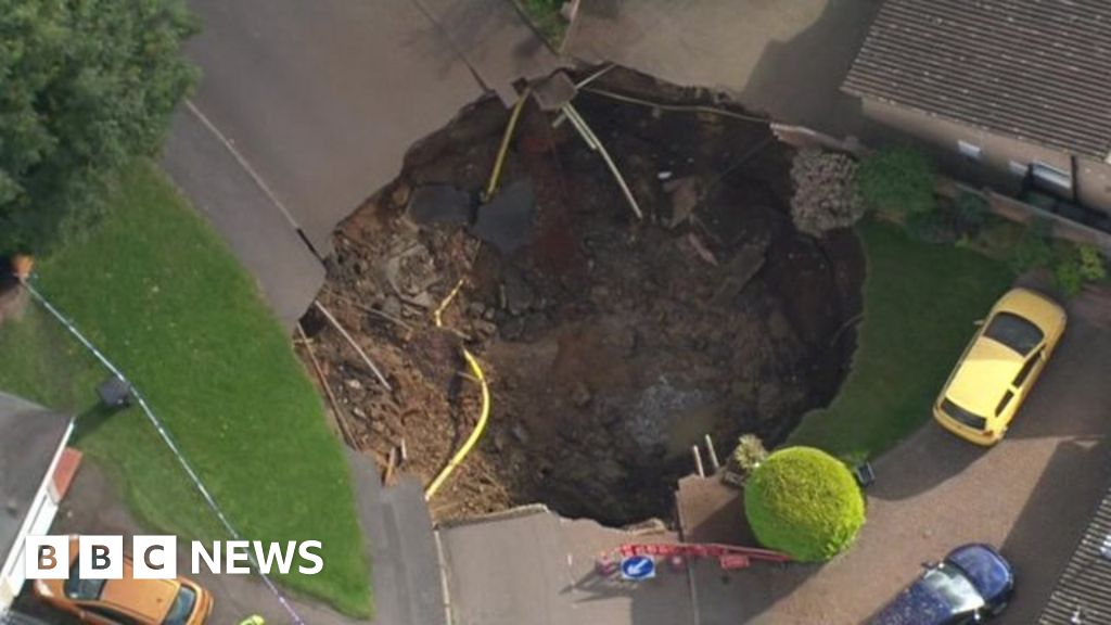 Sinkhole opens up on street in St Albans - BBC News