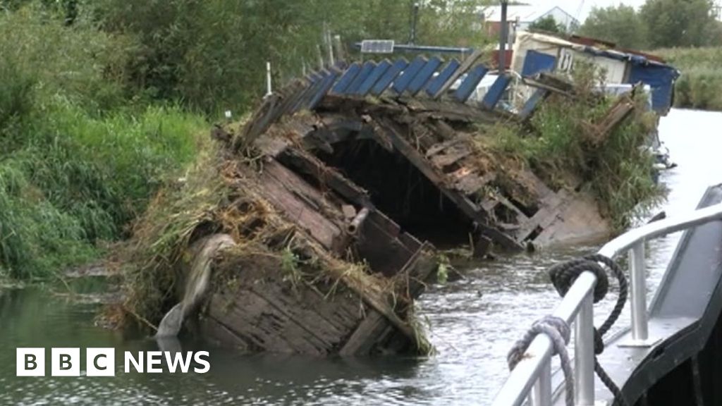 Abandoned boats pulled from River Hull - BBC News