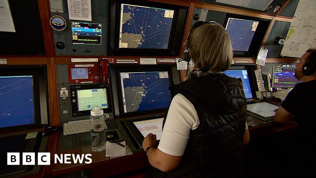 UK's air traffic controllers are recruiting - BBC News