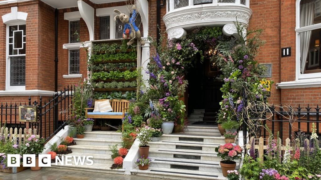 Florist's Peter Rabbit display wins Chelsea in Bloom contest - BBC News