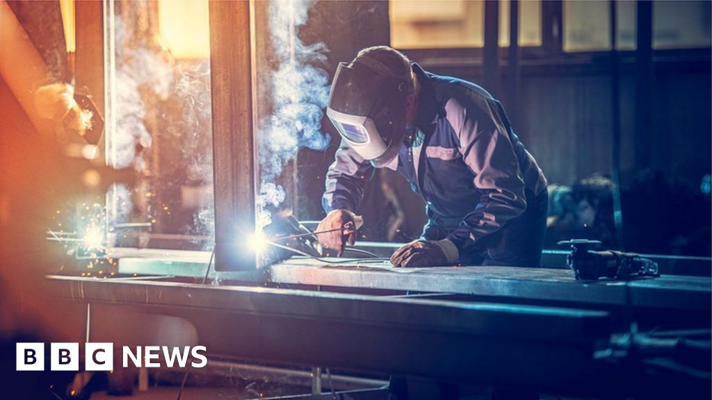 Scottish firms continue to grow output despite uncertainty - BBC News