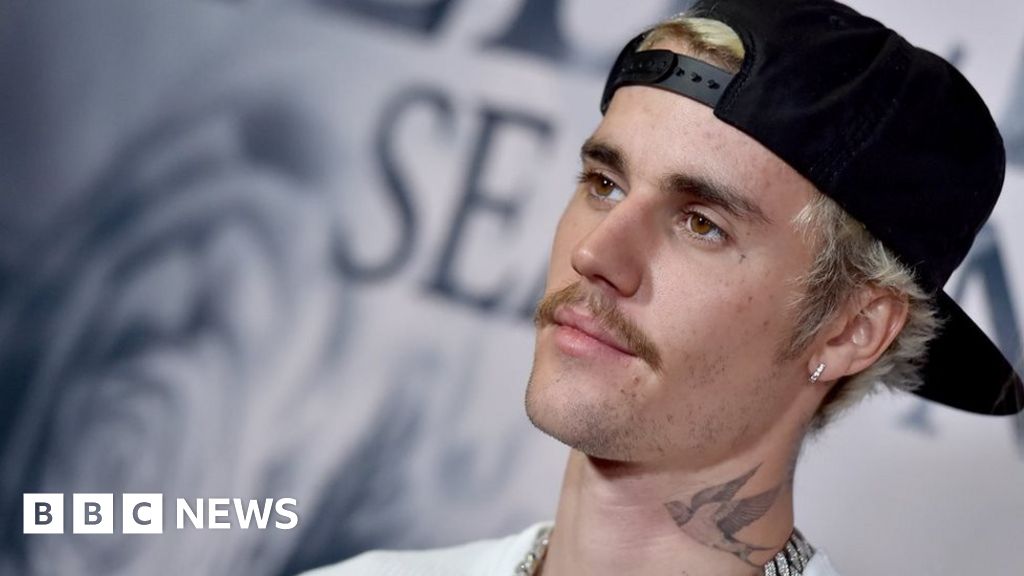Justin Bieber beats Elvis Presley's US chart record - BBC News