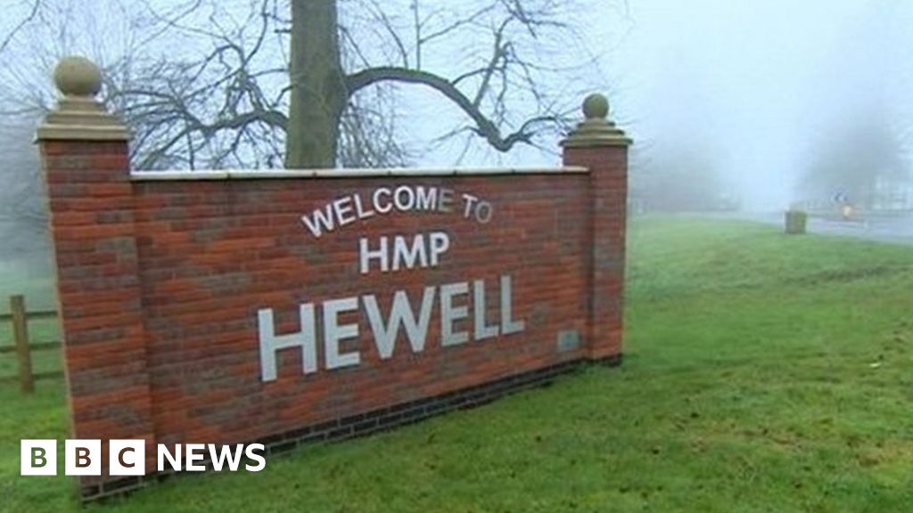 Police name dead HMP Hewell inmate - BBC News