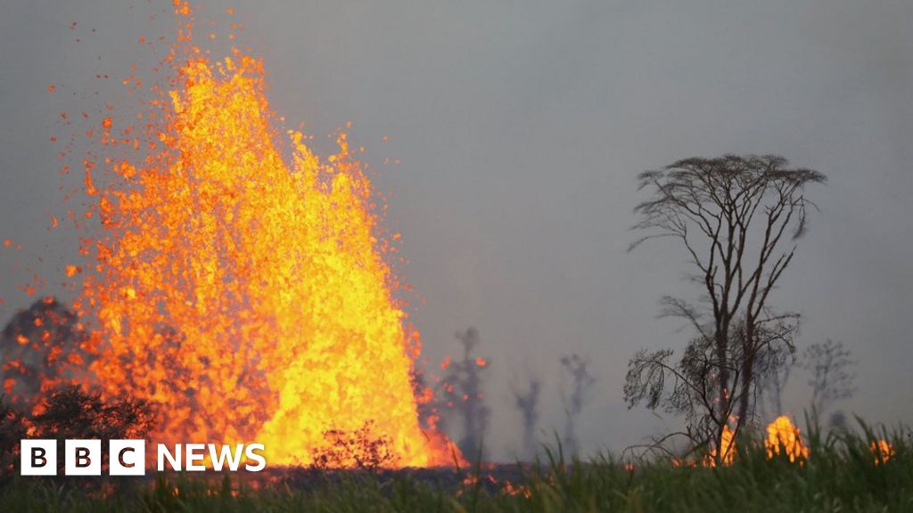 Hawaii volcano: Man hit by lava in first serious Kilauea injury - BBC News