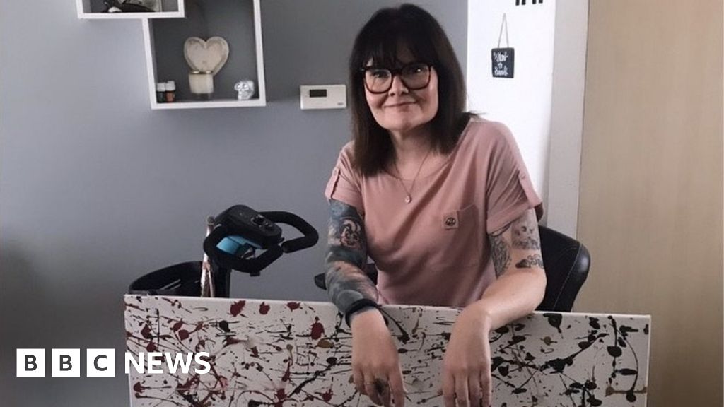 Multiple sclerosis: Painting is a 'distraction' from pain for Beds and ...