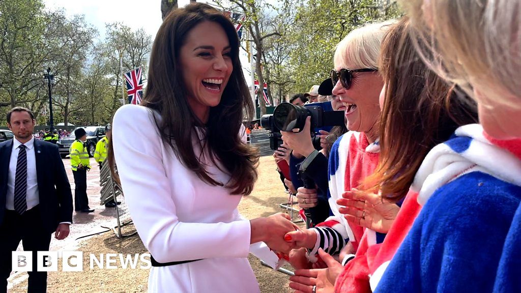 Coronation: Prince William and Kate greet well-wishers