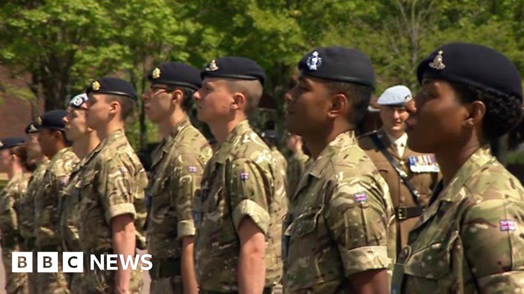 Parade for army recruits who complete virtual training - BBC News