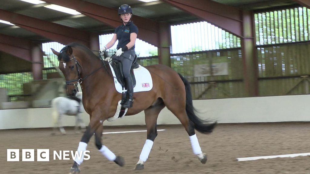 Paralysed Cornwall rider Suzanna Hext in Rio Paralympics hope - BBC News