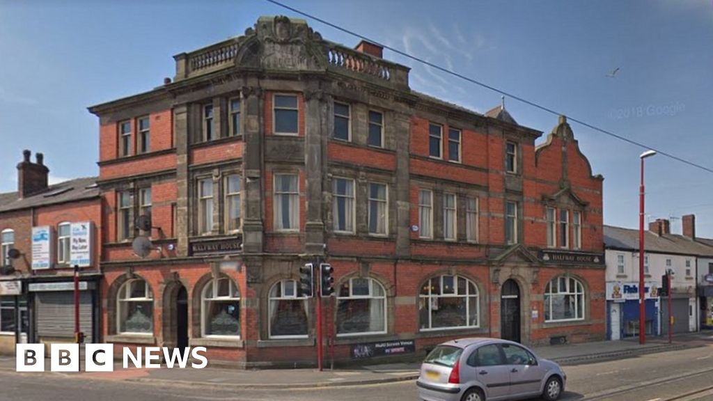 Girl, 15, shot 'walking down street' in Droylsden - BBC News