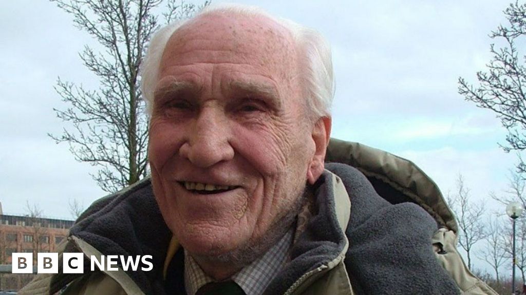 Kinder rally remembers 'last trespasser' George Haigh - BBC News