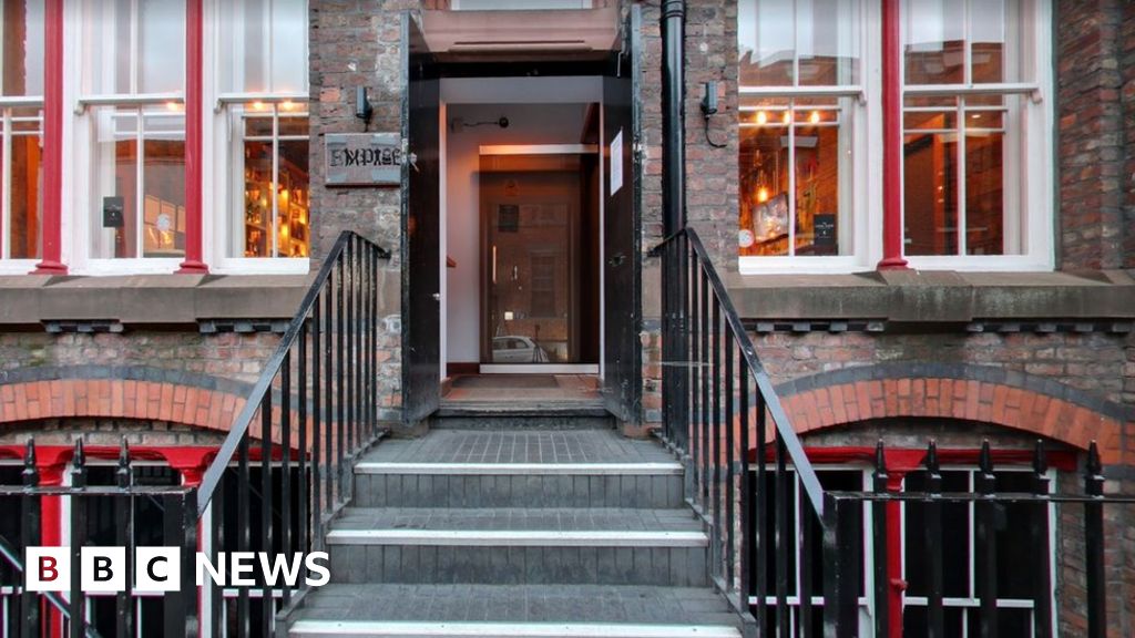Sam Cook: Liverpool Empire bar's licence revoked over stab death - BBC News