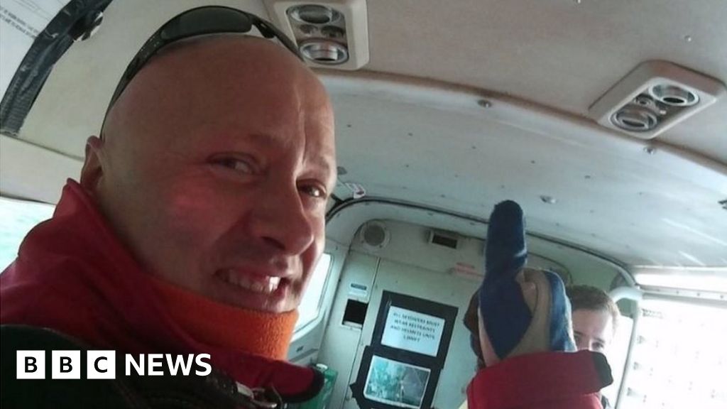 Parachutist Carl Marsh died attempting a 'complicated' jump - BBC News