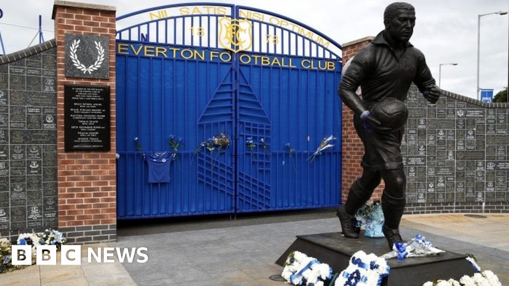 Everton FC's Dixie Dean statue: Flare damages memorial - BBC News