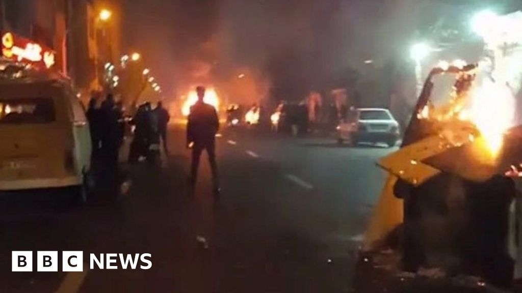 Iran protests: Fires in Tehran street - BBC News