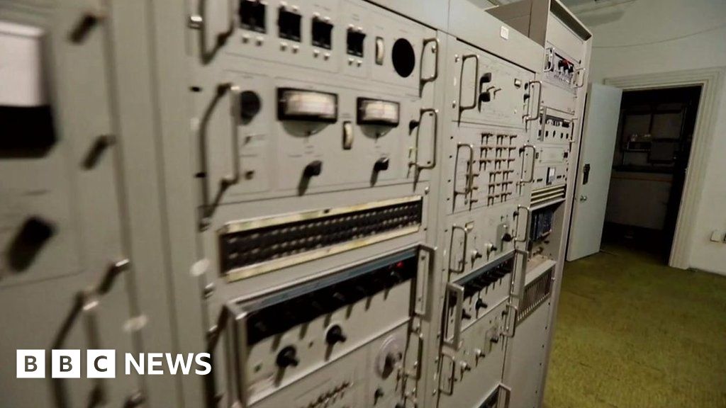 Inside the former US Embassy in Iran - BBC News