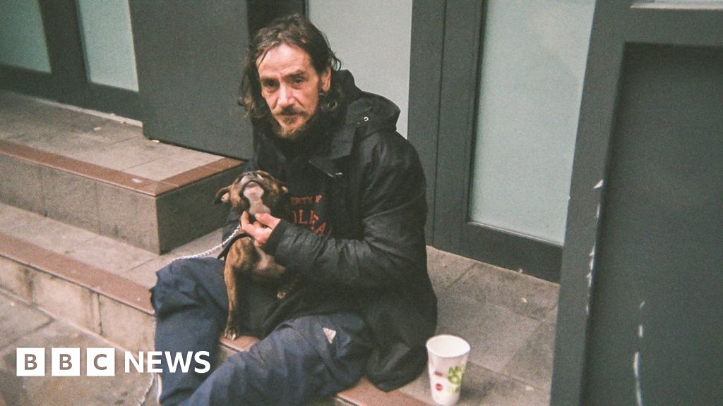 Photos by Nottingham homeless 'tell their stories' - BBC News