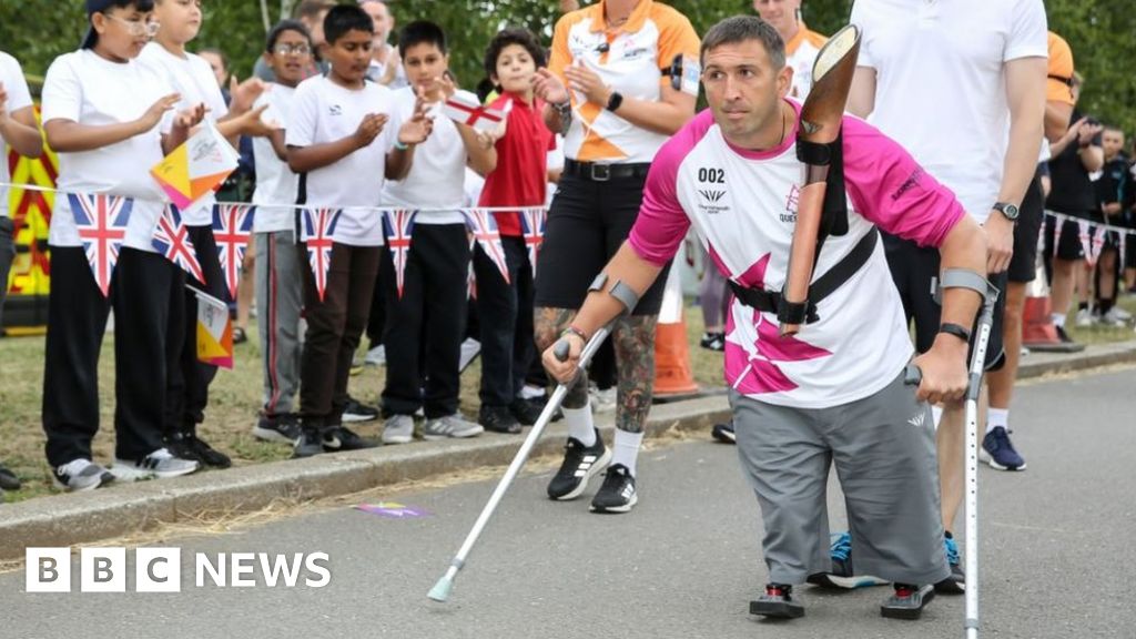 In pictures: Commonwealth baton travels through Yorkshire - BBC News