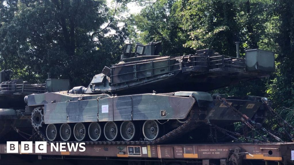 Trump's 4 July tanks prompt 'don't panic' warning - BBC News