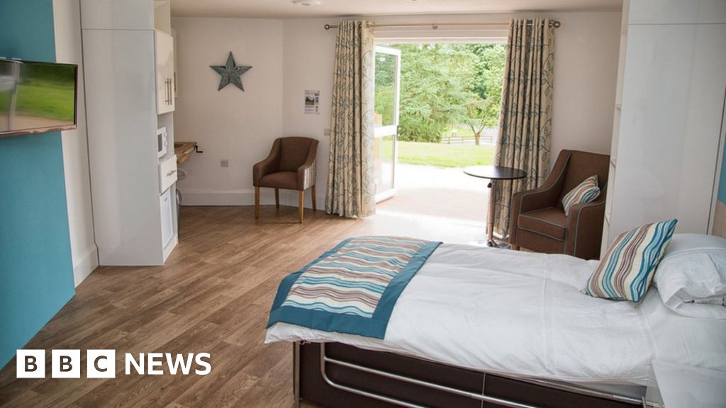 Bed-blocking help 'not taken up' by Hampshire NHS - BBC News