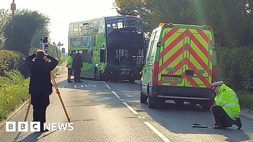 Isle of Wight: One dead and 22 hurt in bus crash - BBC News