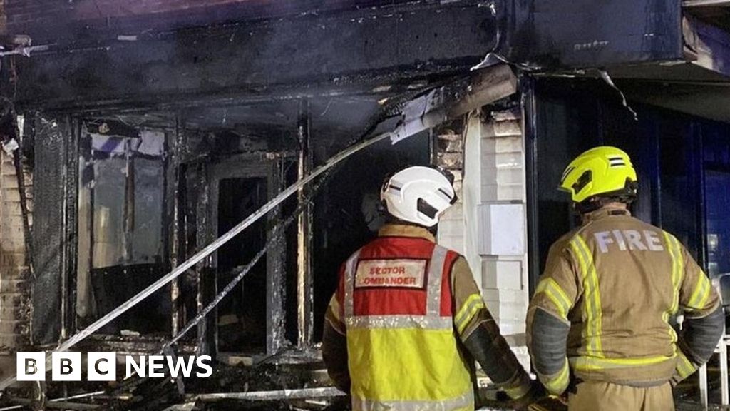 Loughton: Homes evacuated over fire in commercial building - BBC News