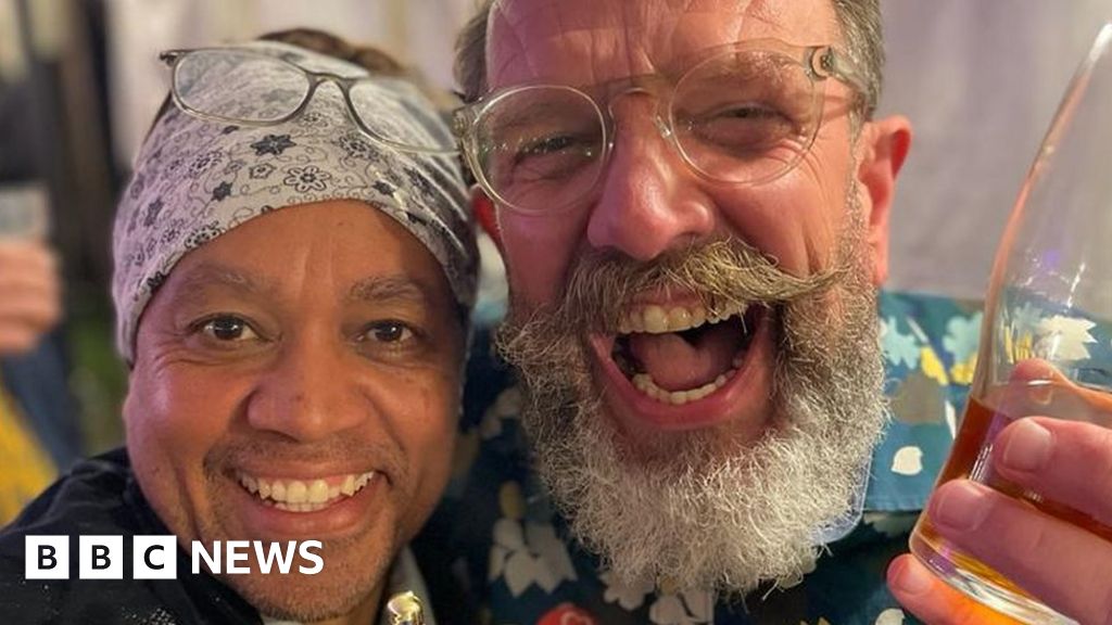 Hundreds attend Nigel Night festival in Evesham - BBC News