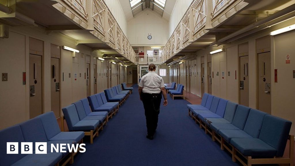 Prison: Justice system makes many women reoffend, report finds - BBC News