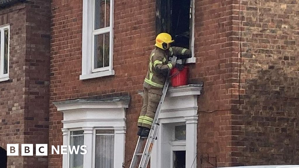 Spalding house fire: Man, 56, dies in blaze - BBC News