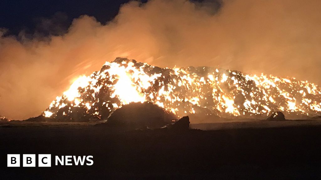 Hemswell fire: 30,000 hay bales go up in smoke - BBC News