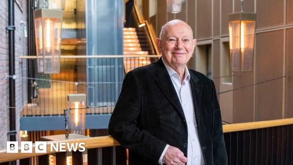 Knighthood for Opera North director Richard Mantle - BBC News