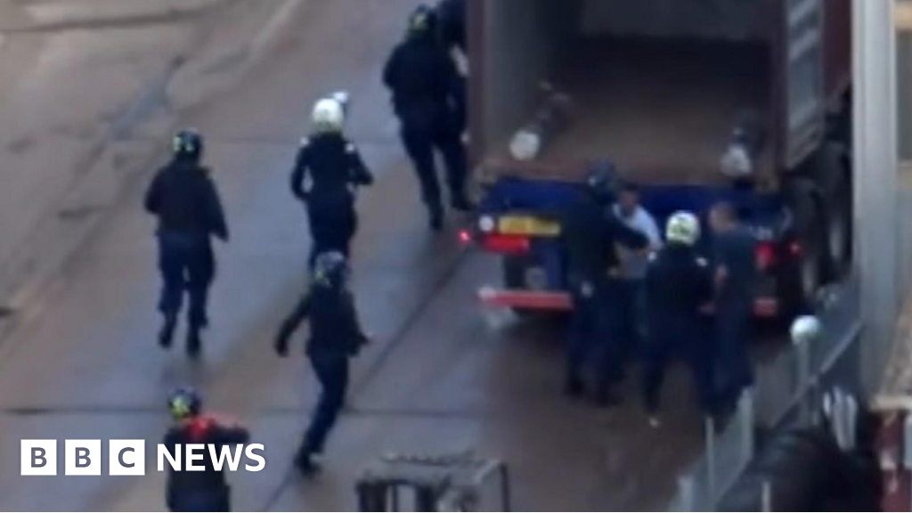 Police arrest gang who used broom handles to smuggle cocaine - BBC News