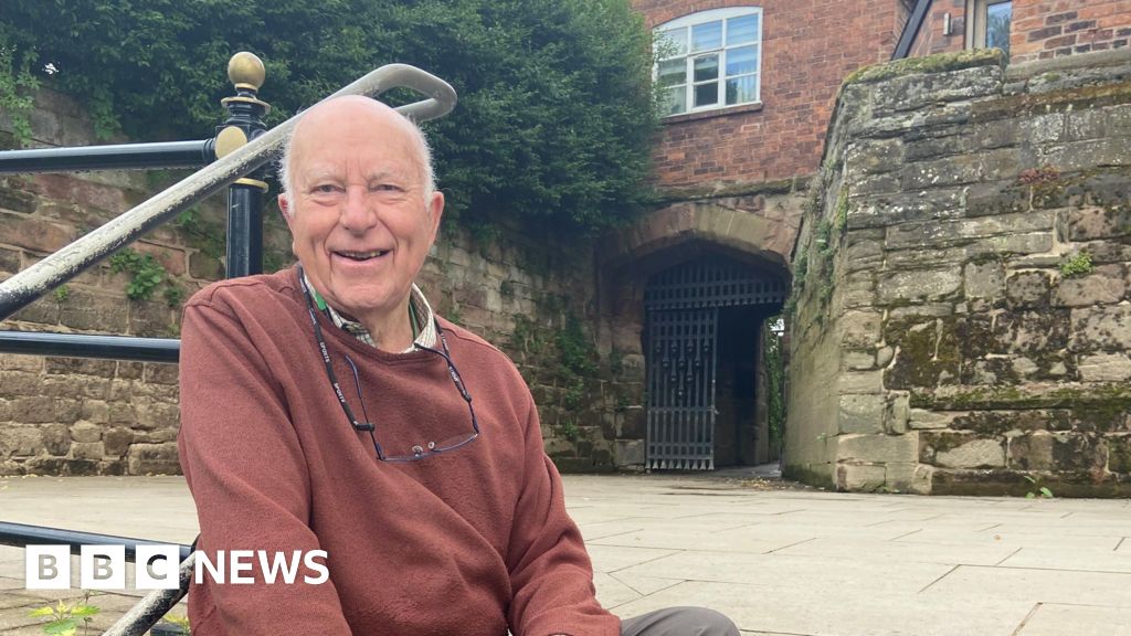Worcester's volunteer ferryman retires after 41 years - BBC News