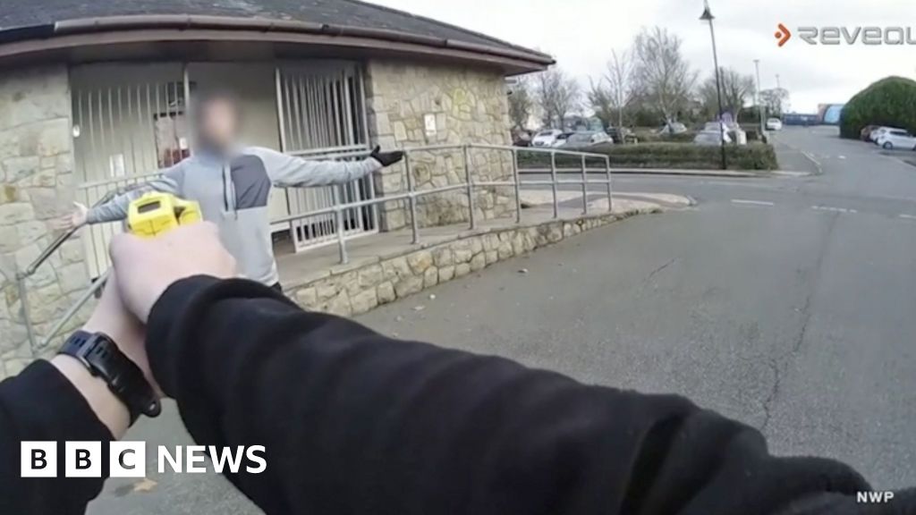 Man with knife Tasered after taunting police in Llangefni - BBC News