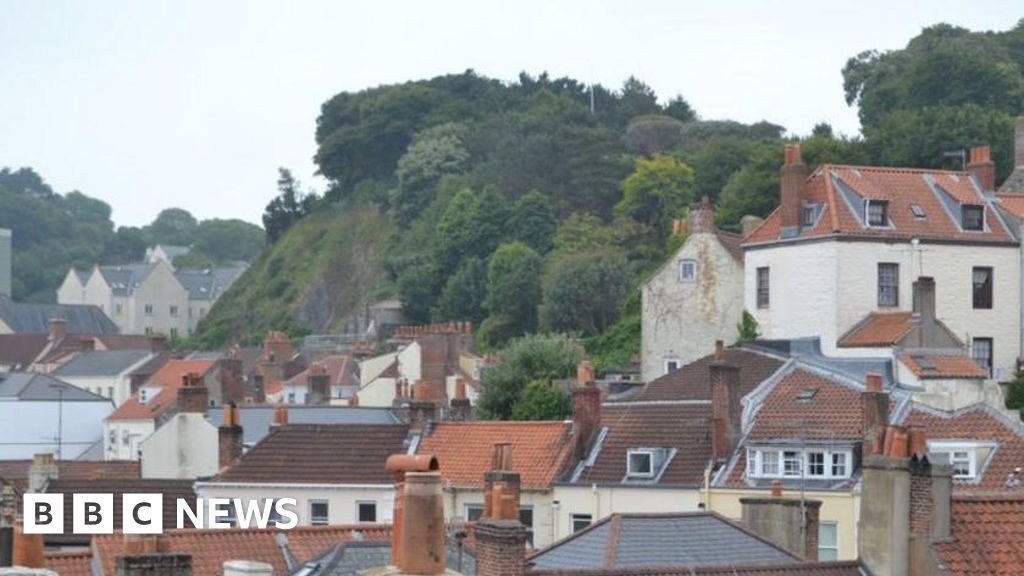 Asbestos found in 16 Guernsey school buildings - BBC News