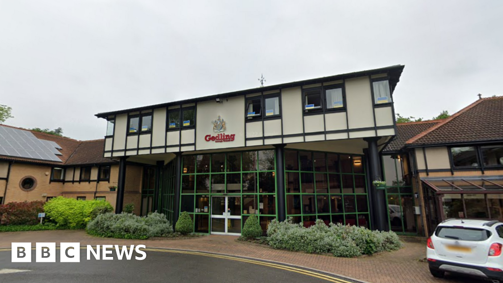 Newstead naturist club member told to remove structure - BBC News