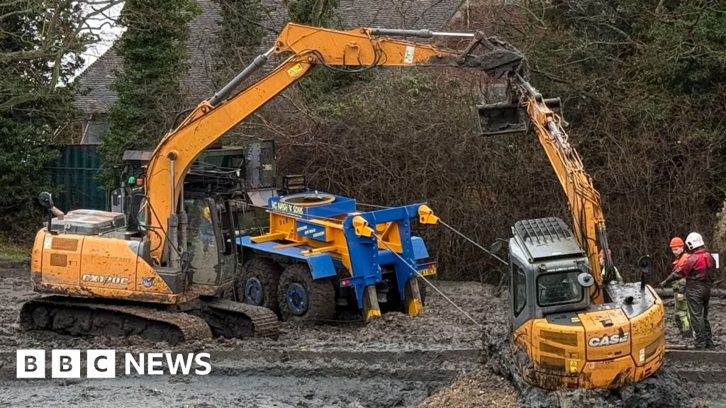 Stranded digger rescued from drained Great Dunmow pond