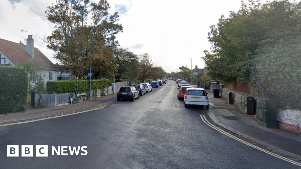 Worthing: Burglary victims barricaded in house during raid - BBC News
