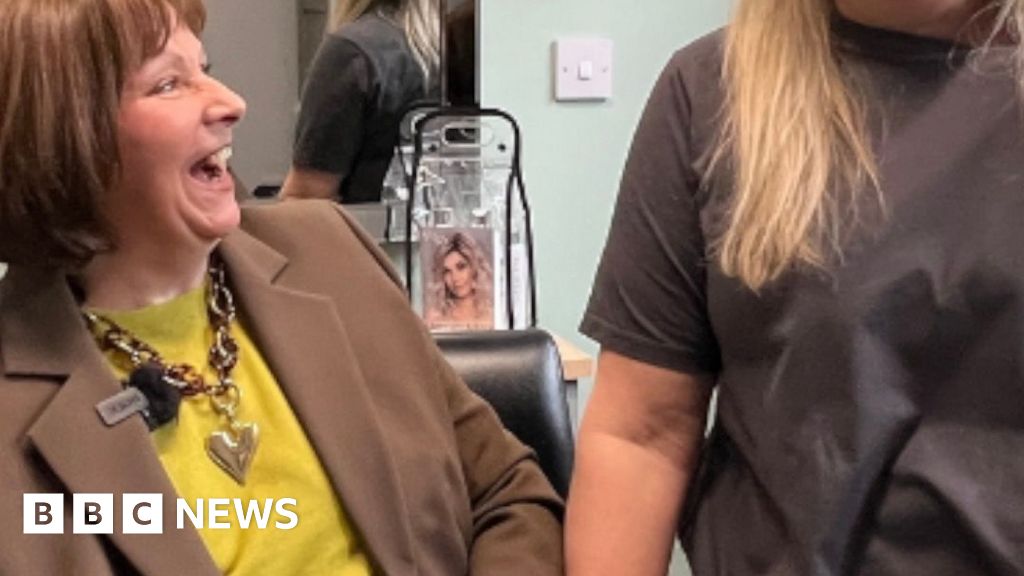 'Wearing a wig has changed my life' - BBC News